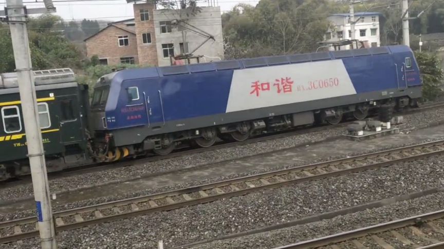 全程2333公里 四川成都开往浙江宁波的K424次列车从遂宁站开出