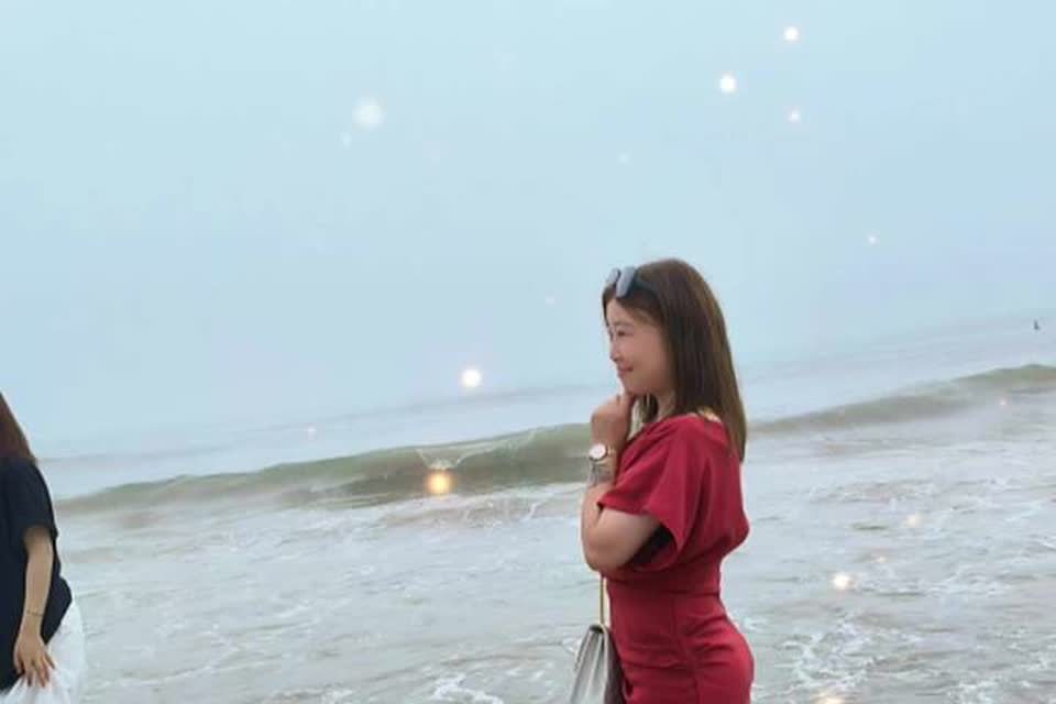 阳光沙滩海浪 赶海的小姑娘 真的很美