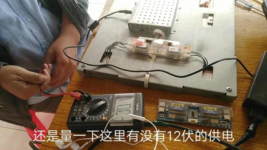 显示器开机屏幕闪一下就熄灭,旧故障被我修成了新问题,差点翻车