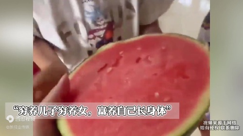 妈妈将一个西瓜切成三份,两边的给孩子中间的给自己