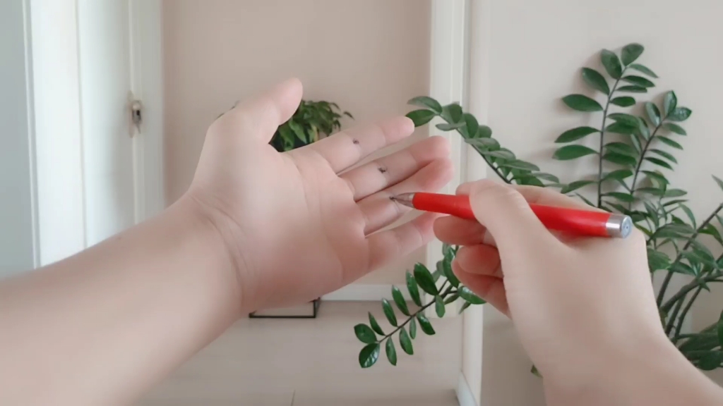 脾胃虚弱不消化,试试按揉四缝穴,疏通三焦,清泄胃热