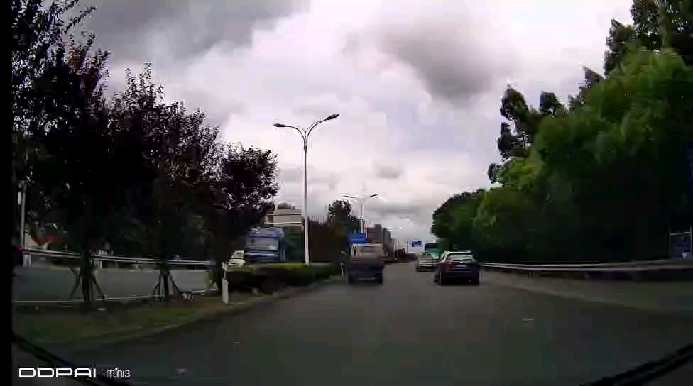 大众迈腾触发AEB主动刹车,避免了一次追尾。