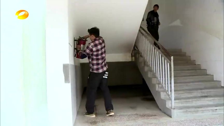 学生砸食堂阿姨的桌子然后又砸校长的办公室