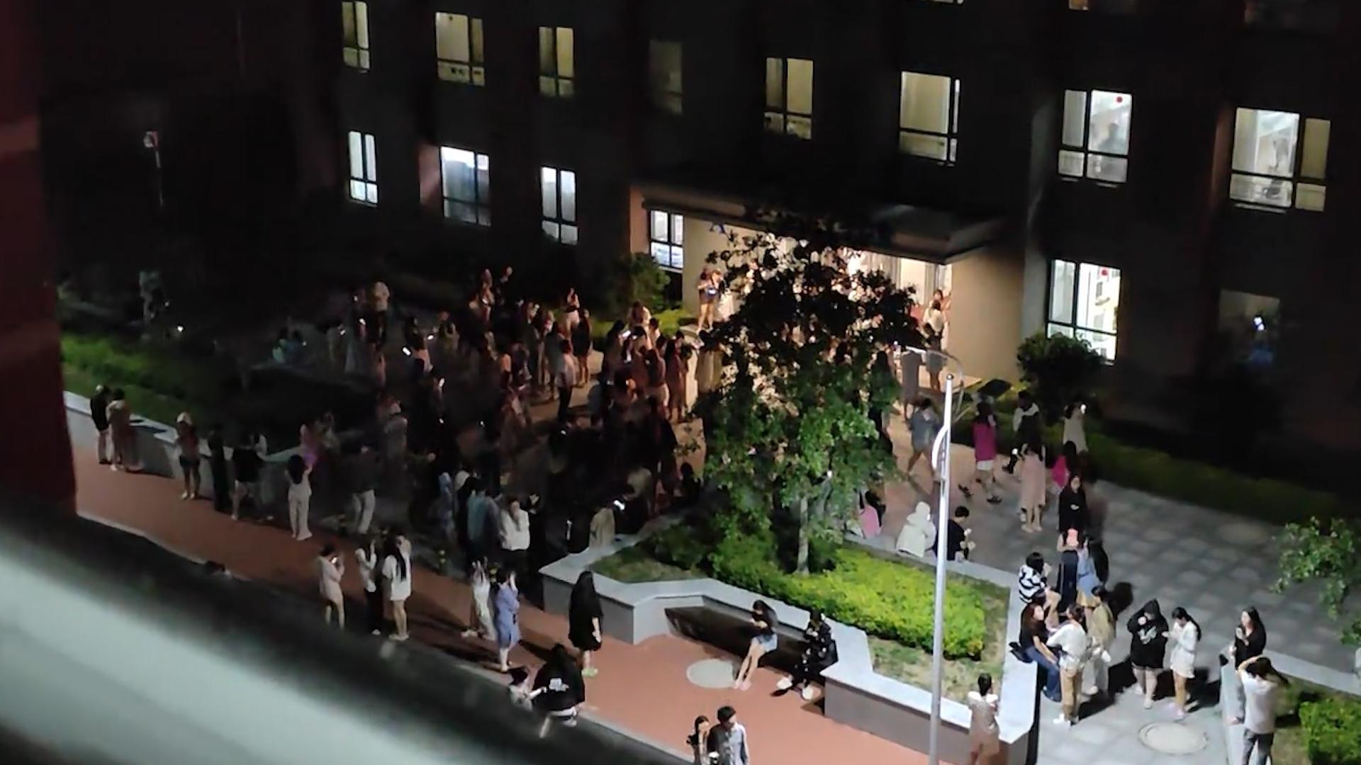 多监控记录大连市普兰店区地震瞬间,市民称发生巨响,有鹅群惊起