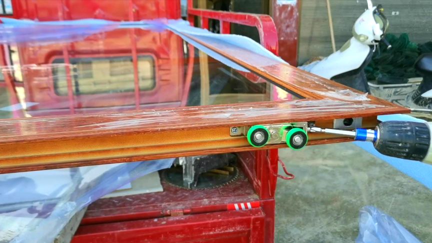 隔断推拉门安装,看这地滑轨的调平方法装修工可真有耐心