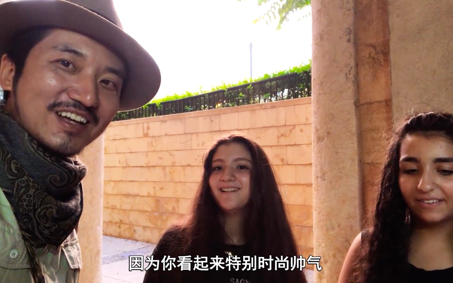 实拍战后黎巴嫩真实生活,满街持枪士兵,女孩喜欢中国人竟因为这个原因