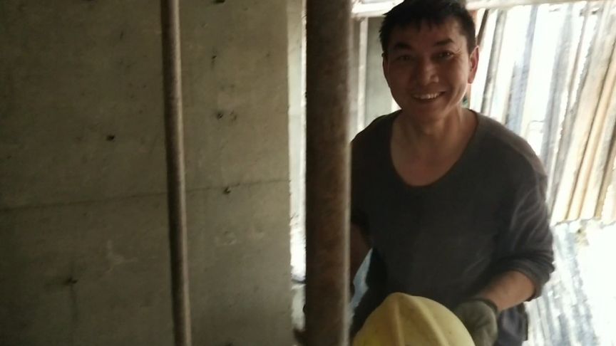 监理看到工人没有戴安全帽,准备拍照罚款,吓的农民工来回跑