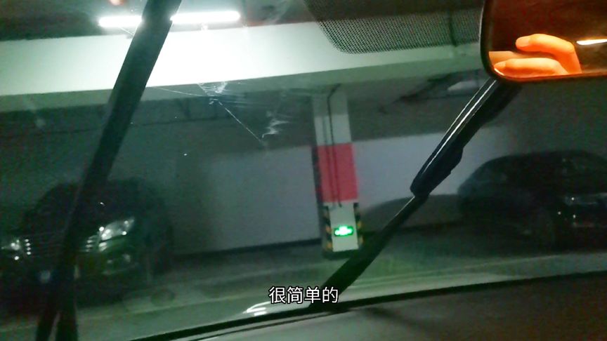 日产轩逸的雨刷硬扳会剐蹭车漆,教你如何将雨刷竖起来