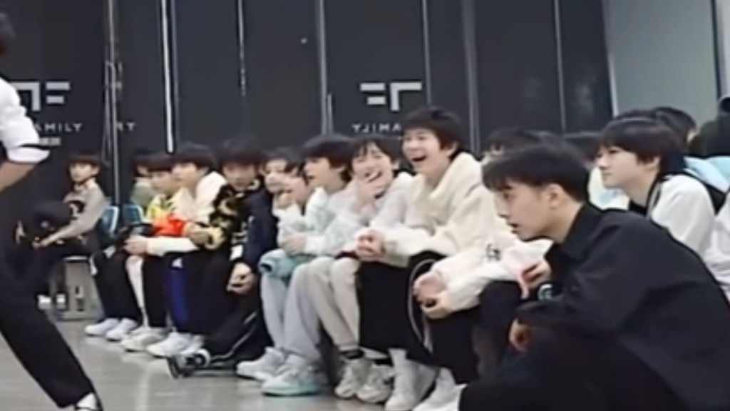 【TF家族】关于三代跳女团舞四代在旁边笑疯了这件事