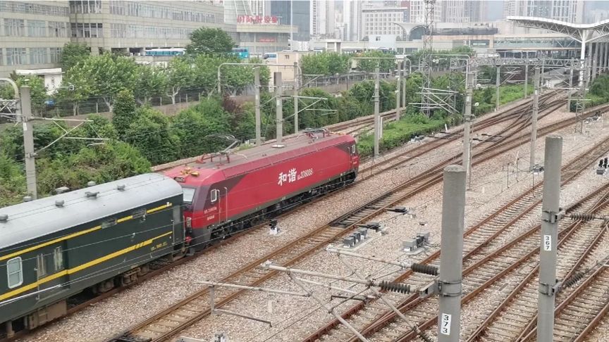 上海站:K187次列车进站,随后G8299也紧随而至!