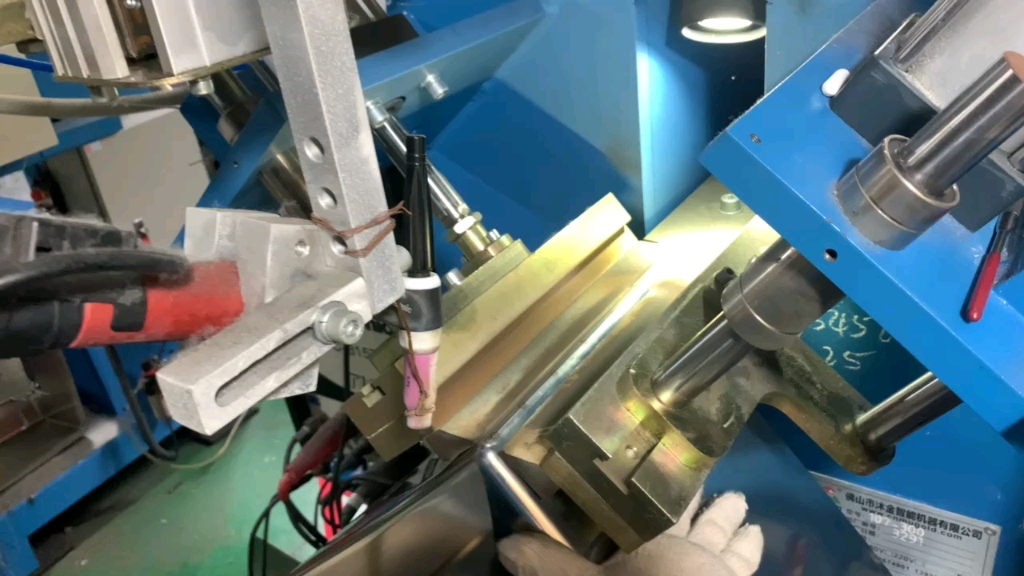 水槽角缝焊机 焊接设备操作运行视频