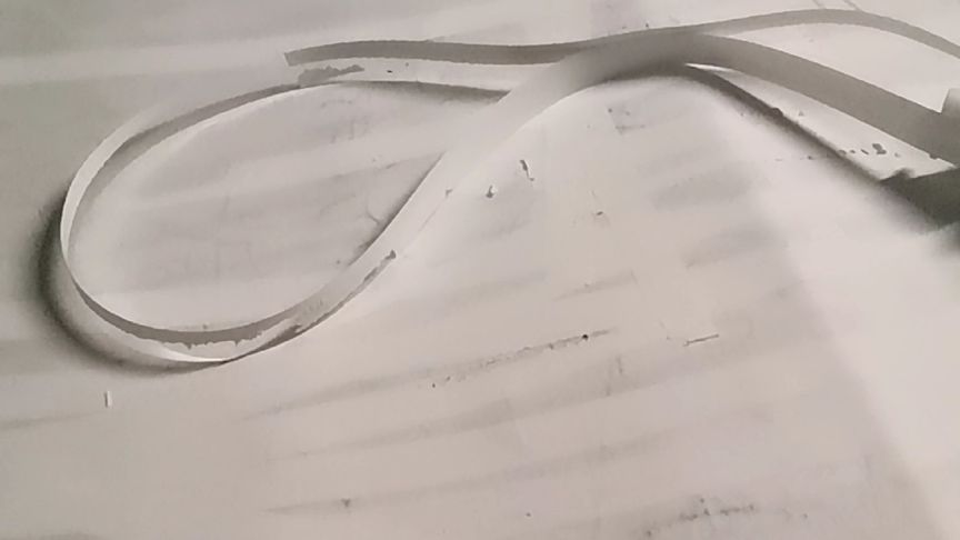 今天来教大家 一个便携的修正带修理方法