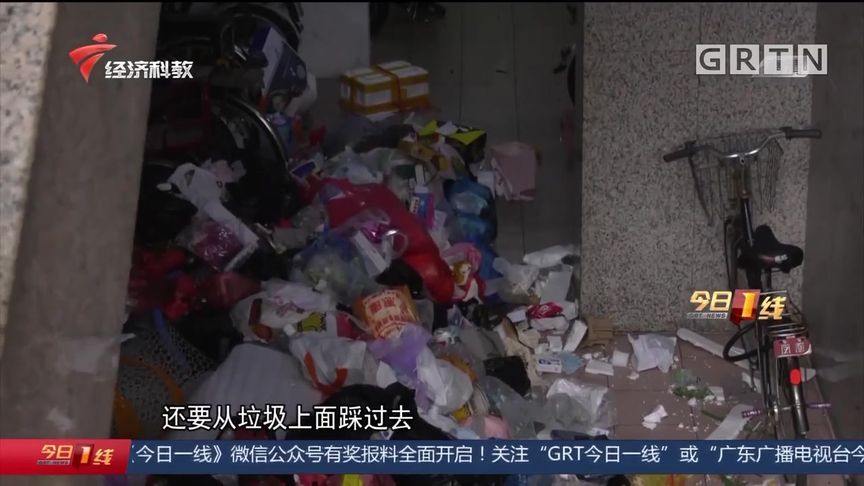 广州荔湾广场垃圾遍地无人管,每天从垃圾上踩着走,臭气熏天!