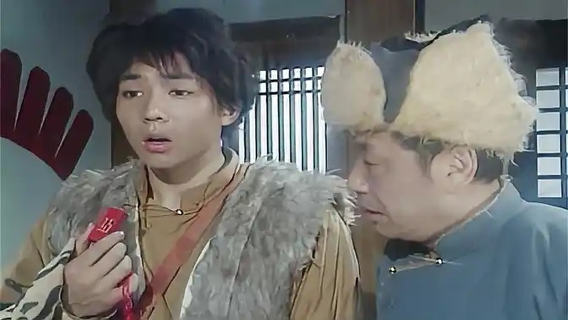 男人每天腿上绑着双刀,你以为他是杀猪的,但他是顶级刀客,影视