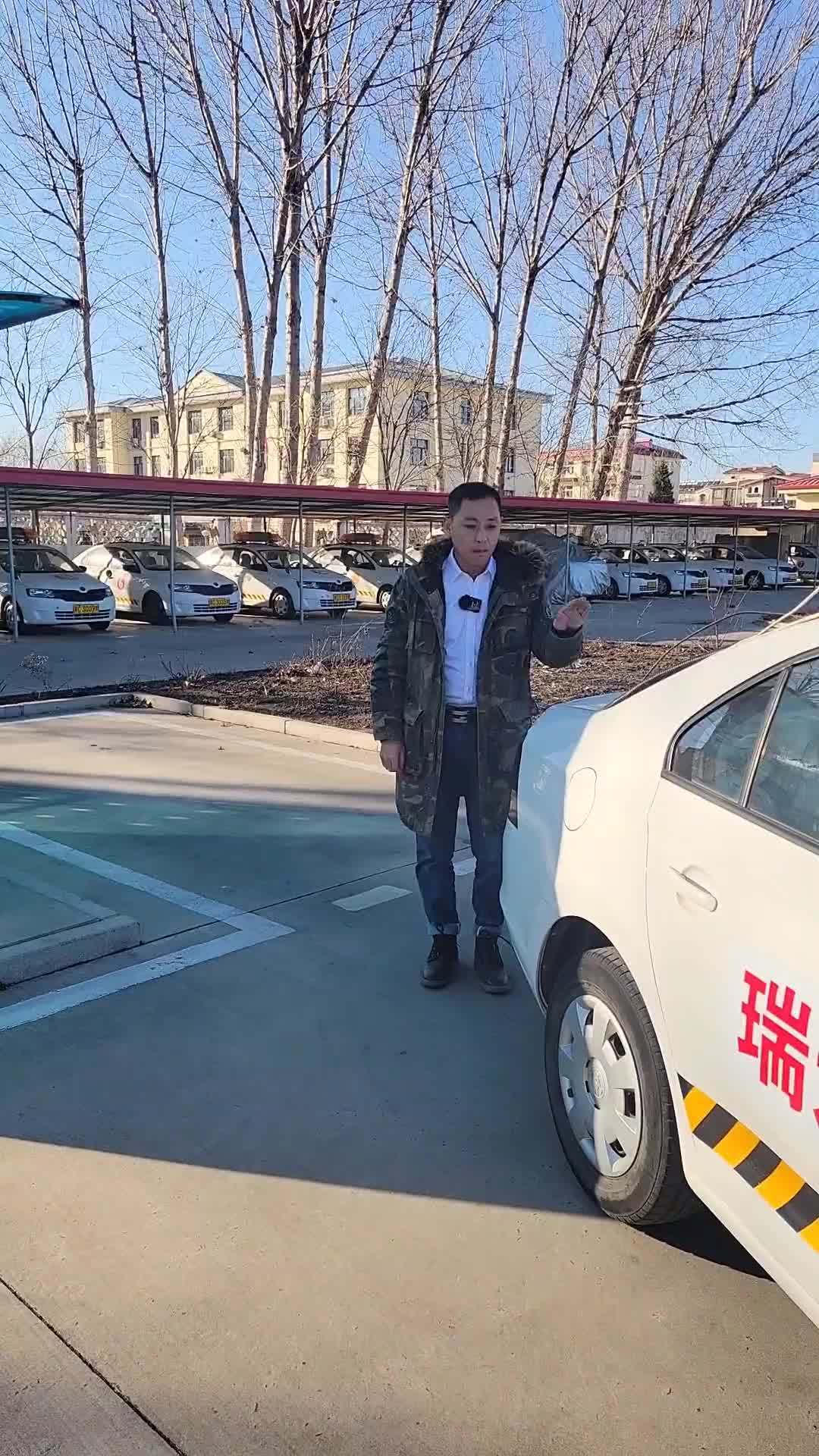 科目二倒库技巧,百分百不压角方法点位教学,实在太好