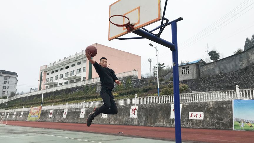农村小伙79网购的篮球怎么样?球场试一下,这投篮姿势标准不?