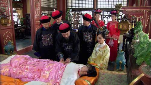新还珠格格:皇后佯装看望小燕子,不料竟支走太医婢女,暗下黑手