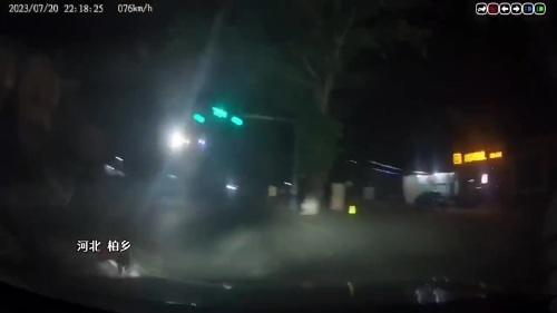 "摔得很疼"路口监控+行车记录仪多角度记录事故过程