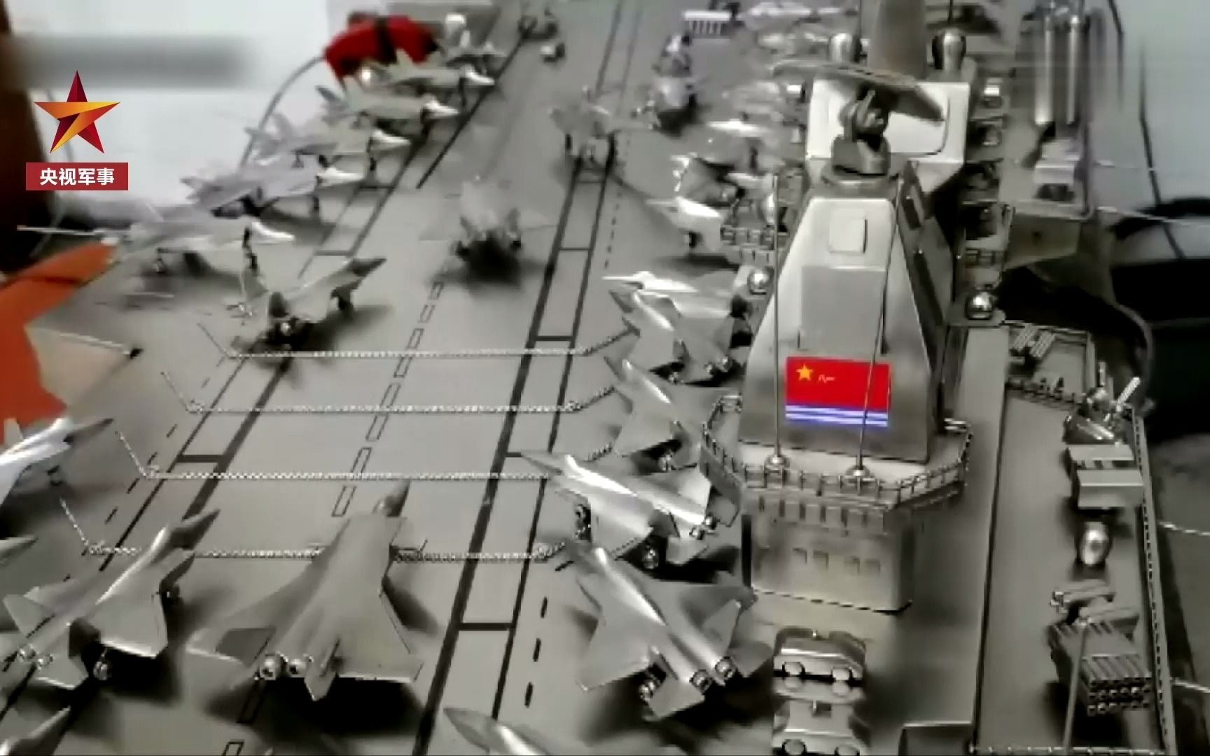 高手在民间!网红匠人自制航母模型细节高度还原