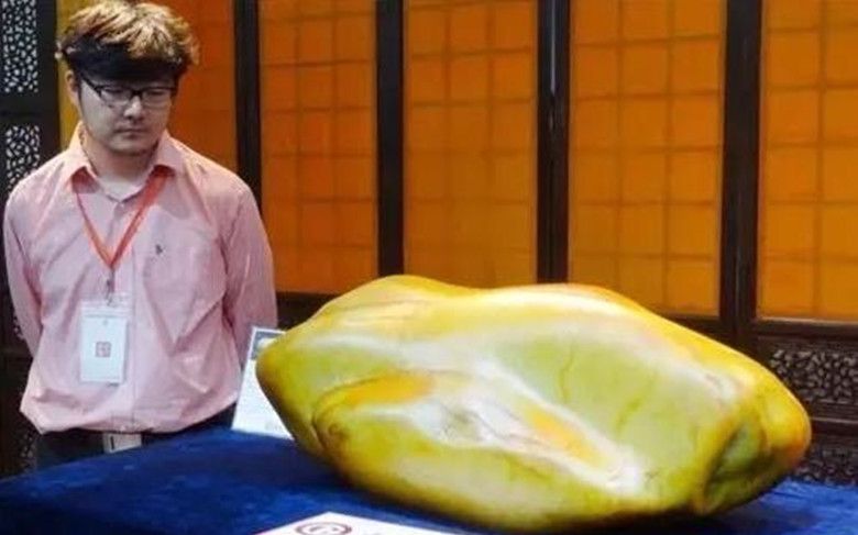 “千金难求”的和田玉籽料,万元可以买到一块怎样的料子?