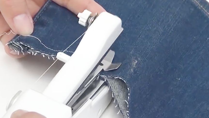 日本发明一款迷你缝纫机,外形像订书机,装上5号电池就能用!