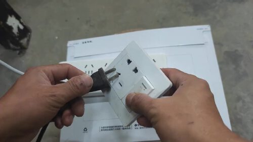 家里插座用时间久了插插头非常吃力老电工教你一招轻松插入