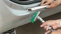 车门下坎有凹陷不用着急,汽修工用了这一招轻松解决,师傅这都能被你...