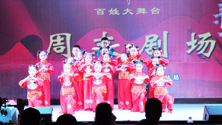 邳州市文化馆免费戏曲培训班小学员们基础练习表演,手眼身法步面面...