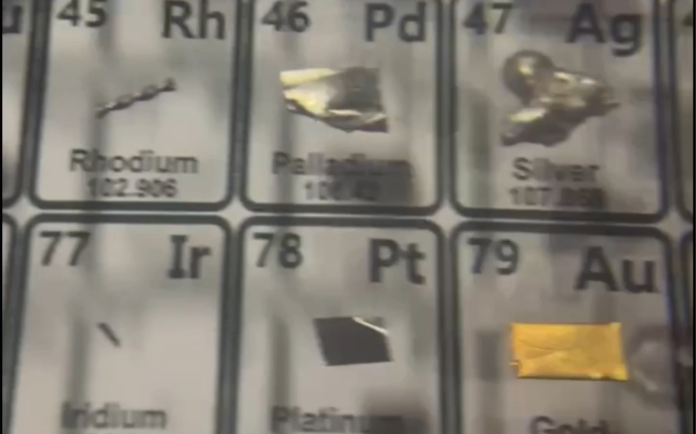 进口实物元素周期表展示