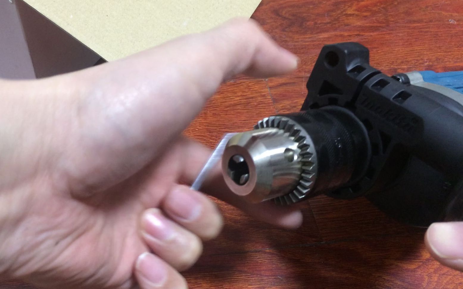 自己搞定墙面开孔、安装膨胀管、固定线管