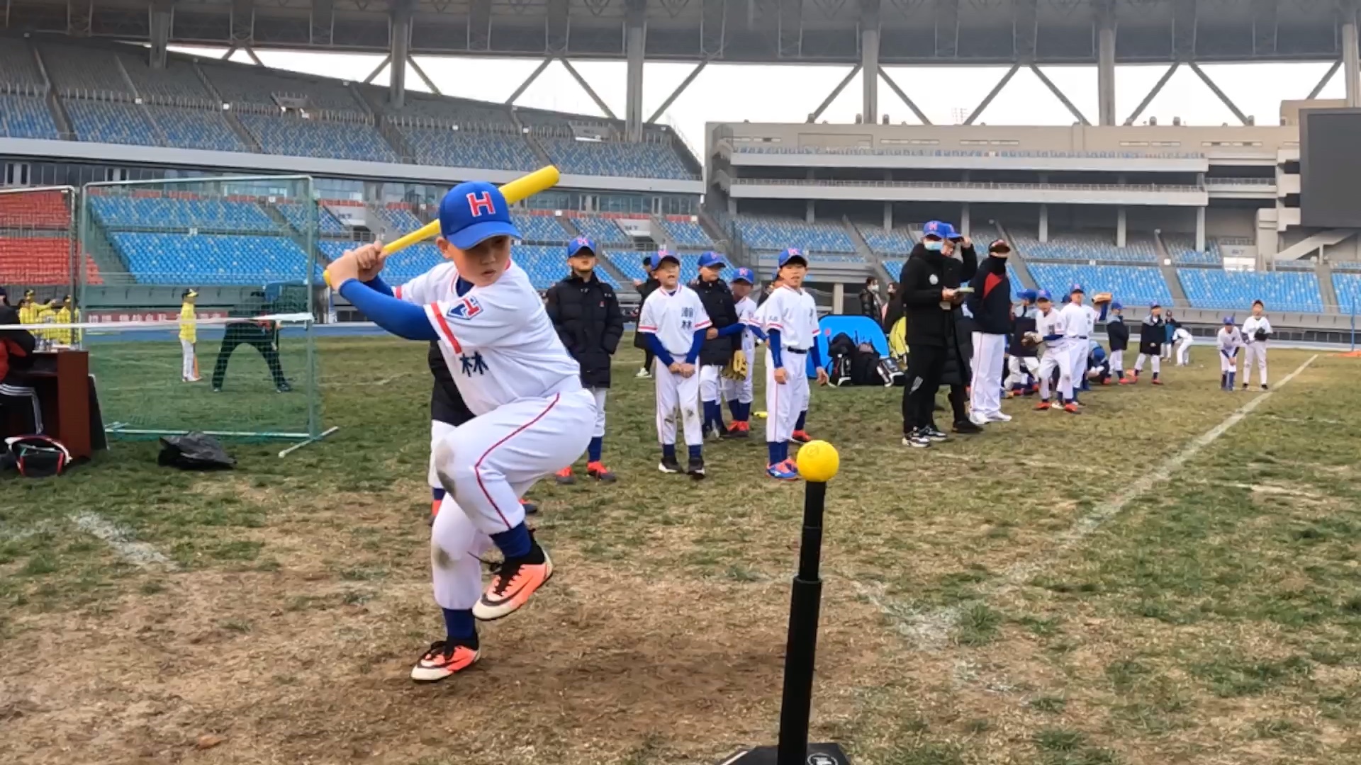 石家庄-小学生棒垒球比赛瞬间