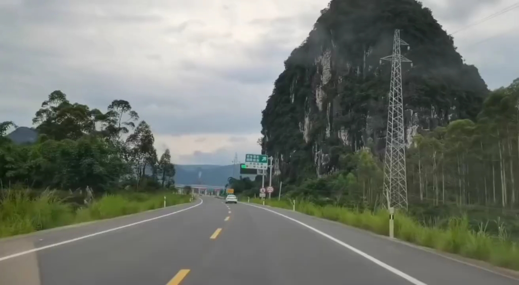 广西桂林自驾游之路,开车行驶在公路很有感觉!