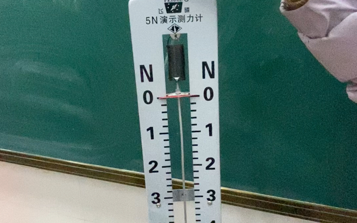 竖直方向弹簧测力计所受拉力与弹簧测力计的示数关系。