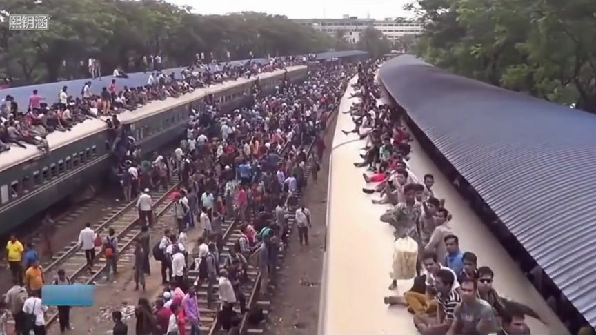 火车进站,看看别人是如何上火车的,这场面比印度还开挂还厉害