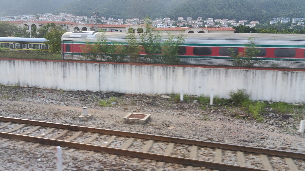 肇庆站的25C型客车和蓝剑