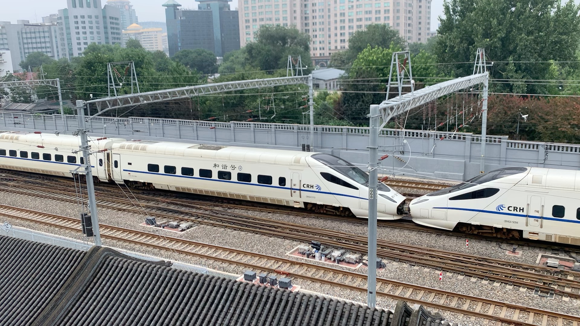 CRH5A型动车组重联进北京站。