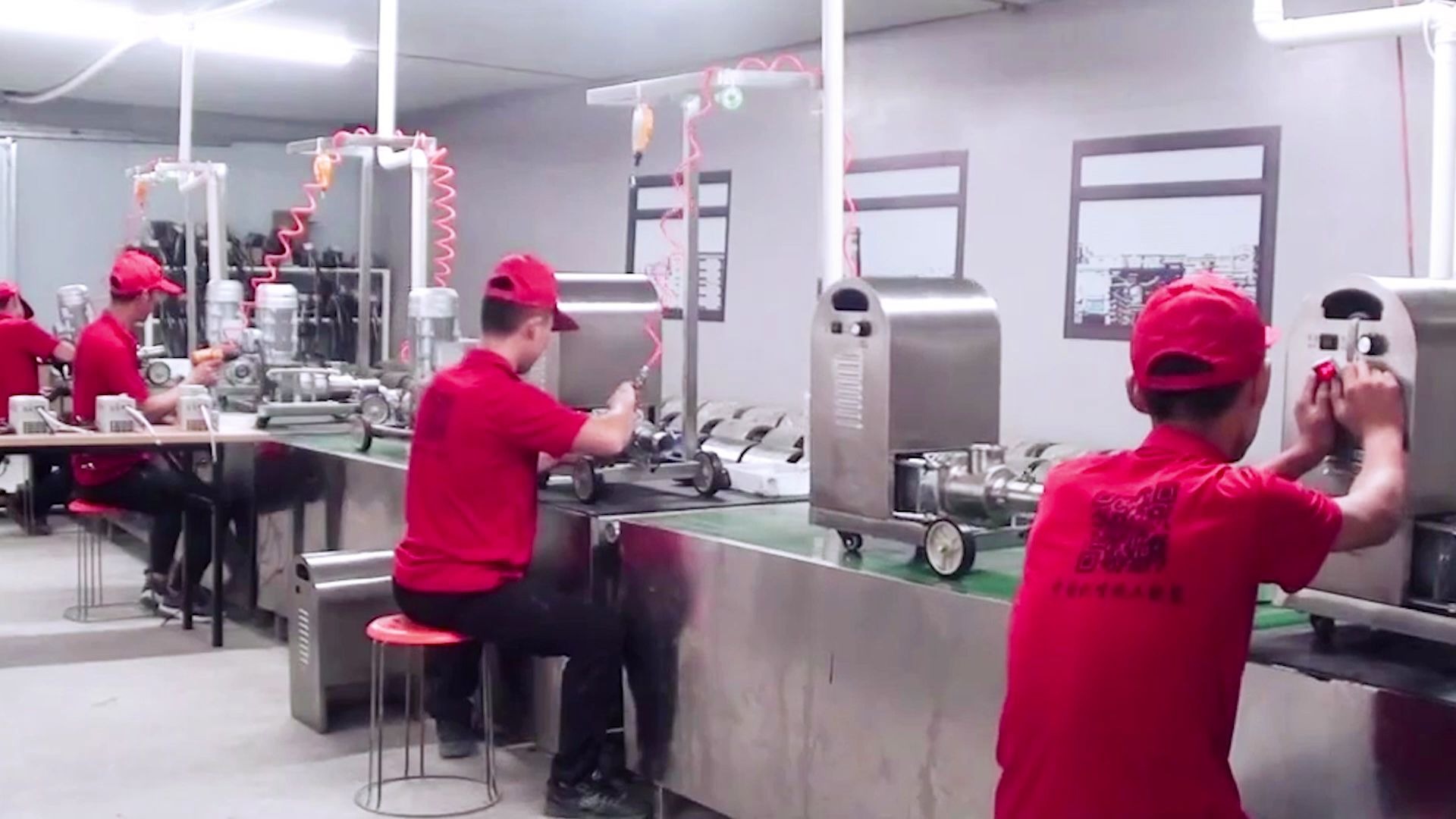 带你走进七彩贝壳生产车间,体验喷涂机制造过程,领略后线风采。