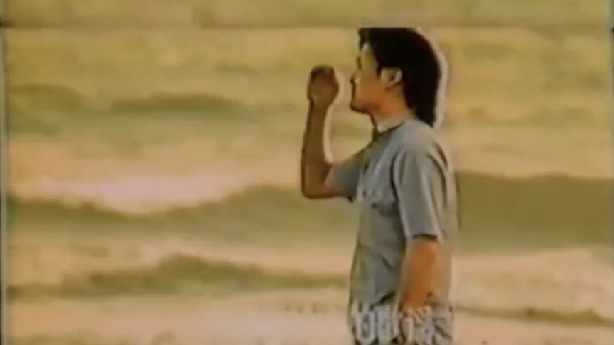 看完泪目的怀旧mv,刘欢《弯弯的月亮》