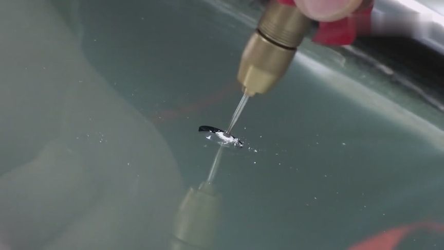 汽车玻璃被砸出裂缝,看老外是如何修复的,真看不出一点痕迹
