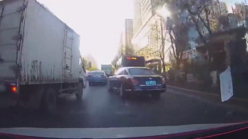 实拍:哈哈,面对车标带"B"的宾利,货车还是怂了!