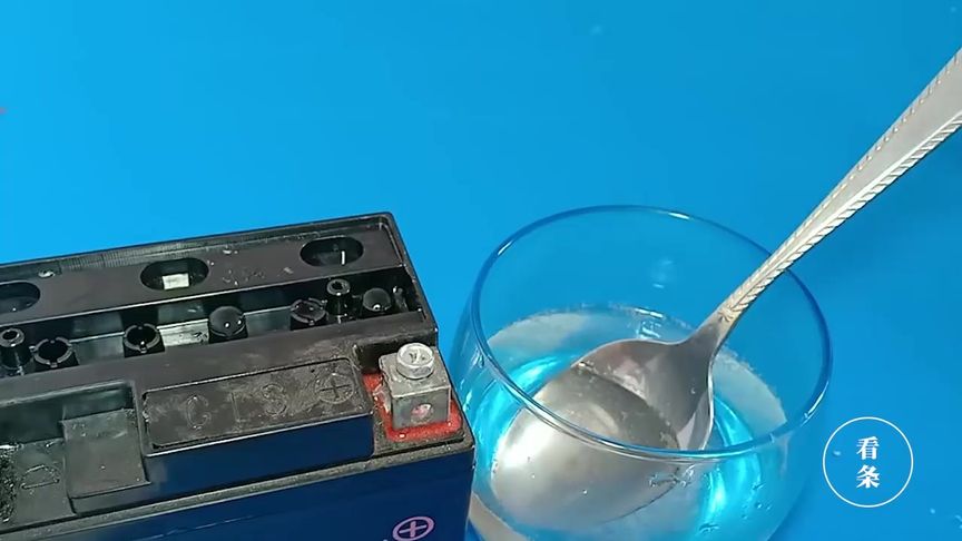 国外小伙这样修复老化的蓄电池,只需要加入几滴液体就行了