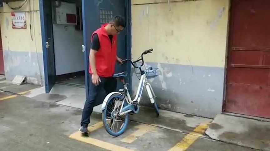社区志愿者卫生整治不留死角,助力文明创城
