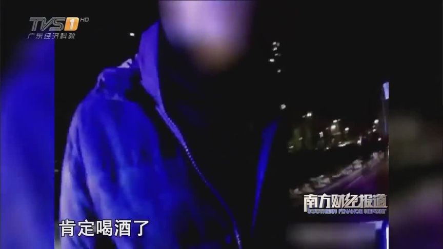 电动车逆行与轿车相撞,轿车司机开车玩手机,事故责任如何划分?