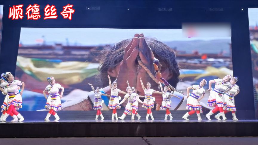 没想到这支广场舞在舞台上表演,动作居然这么好看,太美了!