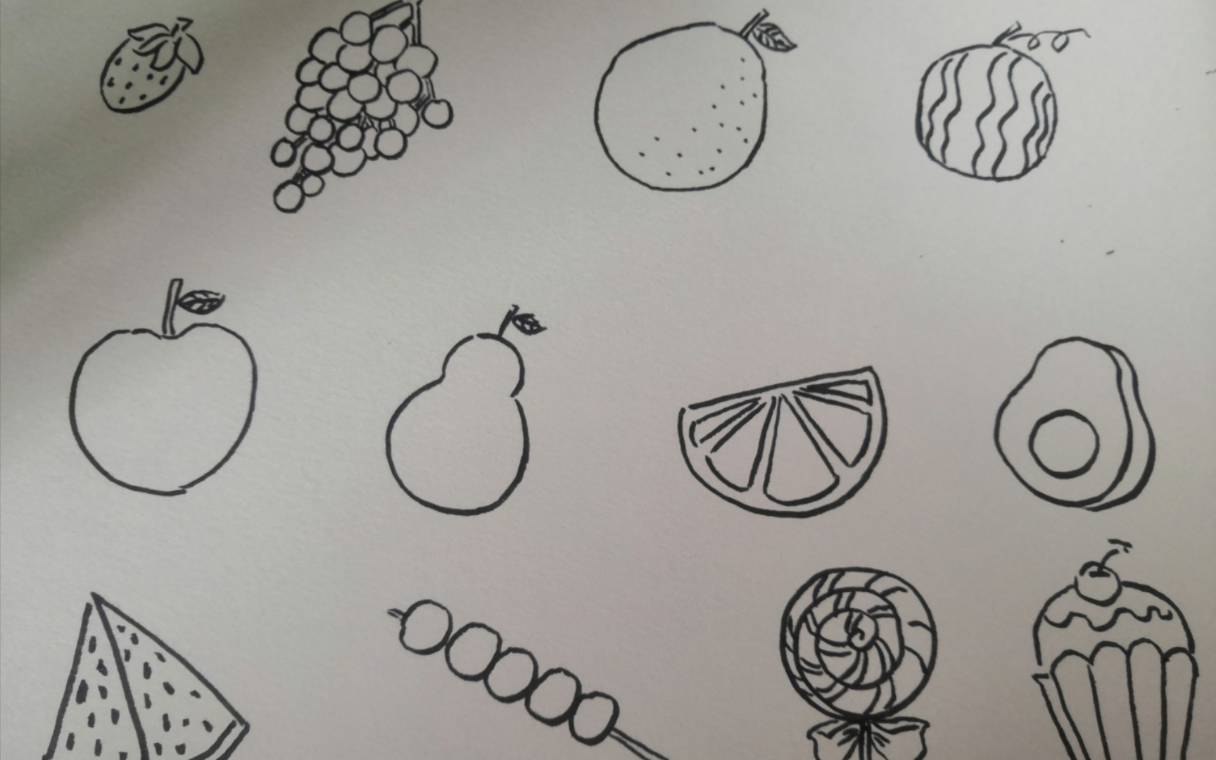 今天画点简单的适合可爱画面的食物简笔画