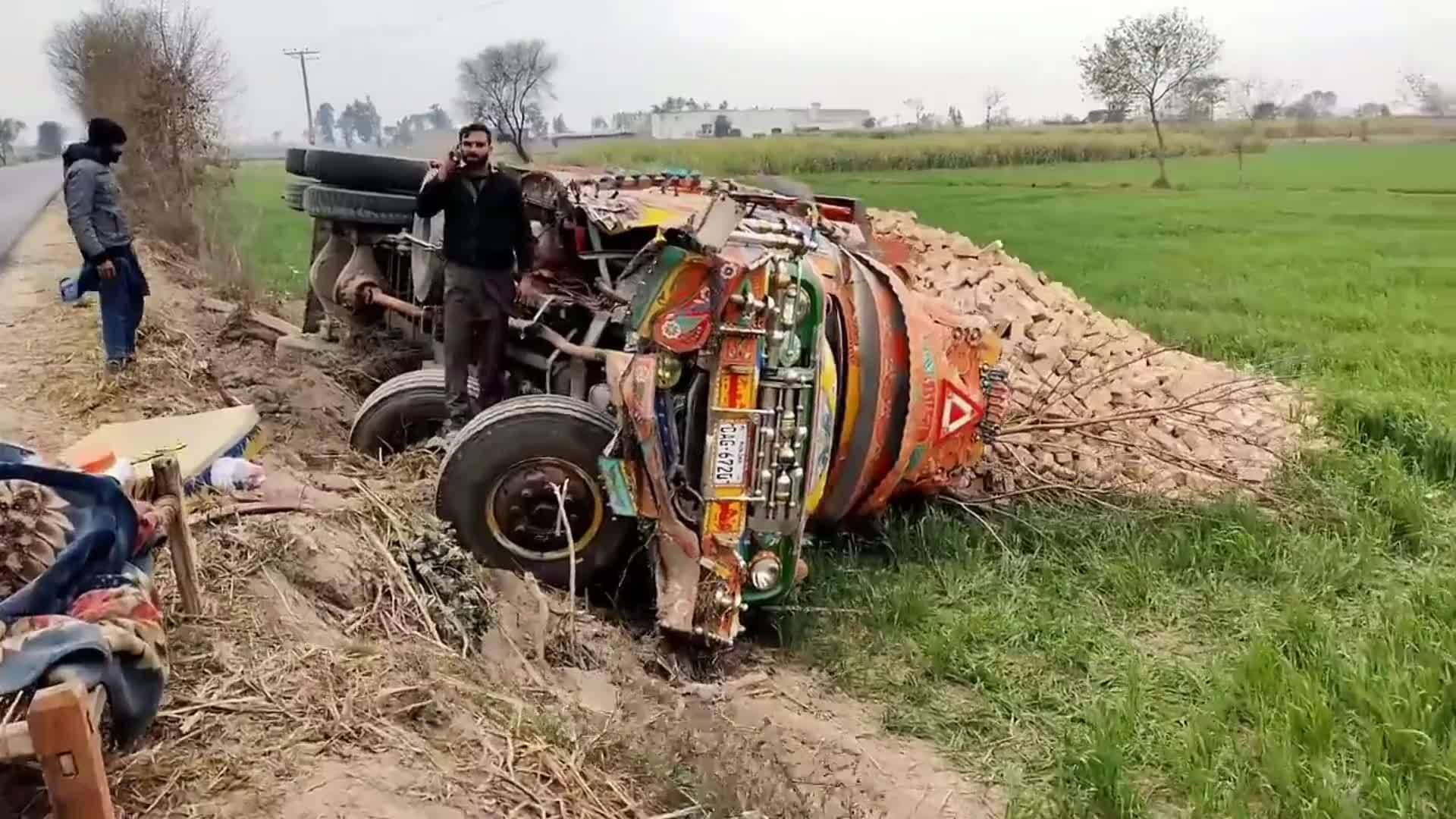 维修侧翻在麦田里的事故卡车