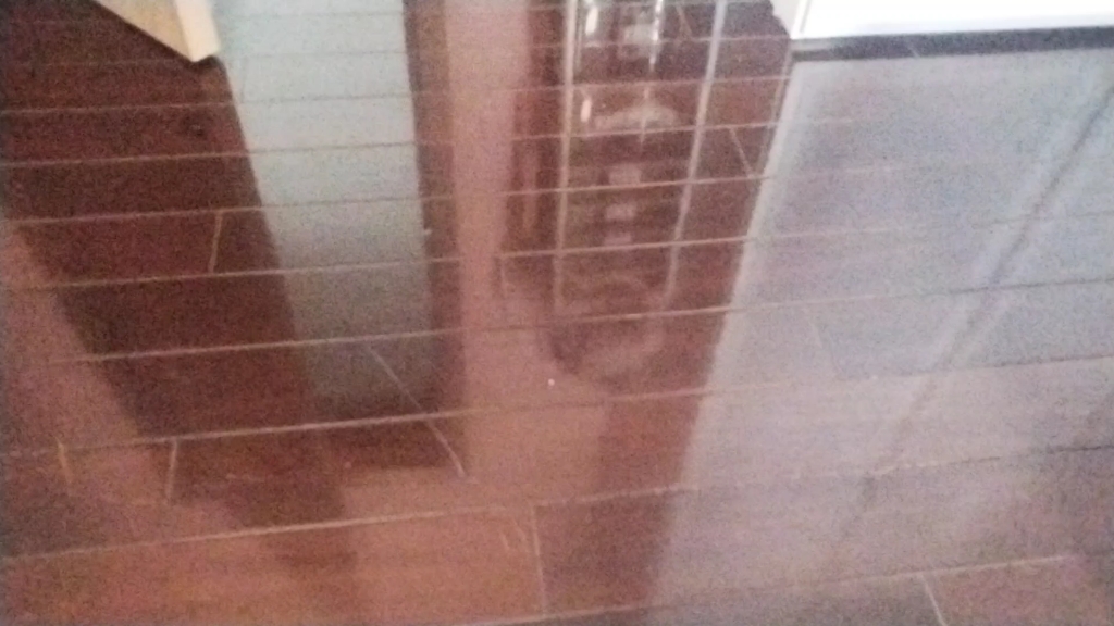 贴在桌旁的日历一直没撕掉,今天就一起把他们撕掉。真的超级解压。