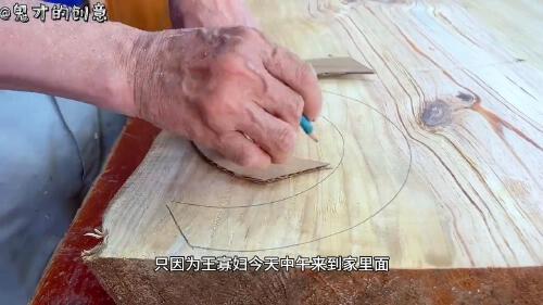 小伙用木头制作了木桌