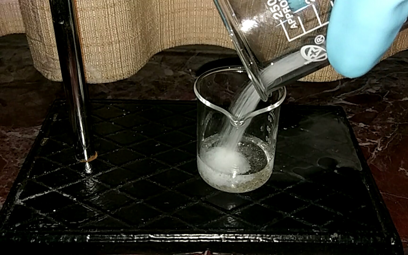 【化学实验】试图拆开食品中的硅胶干燥剂制取硅酸钠?(Sodium silicate)