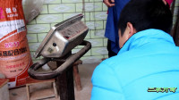 农村小伙多才多艺,八嬢电子秤不显示,拆开看找到原因,立马修好